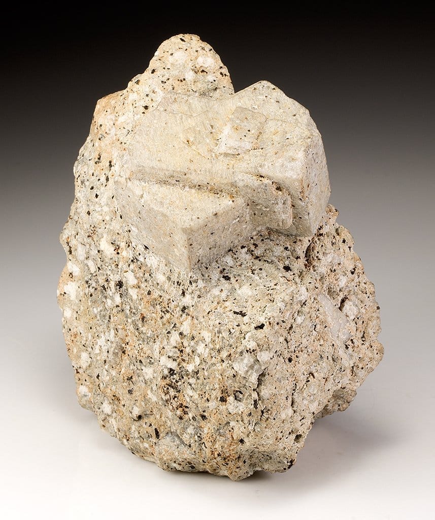 Sanidina Mineral Físico - Propriedades Ópticas, Usos e Ocorrência