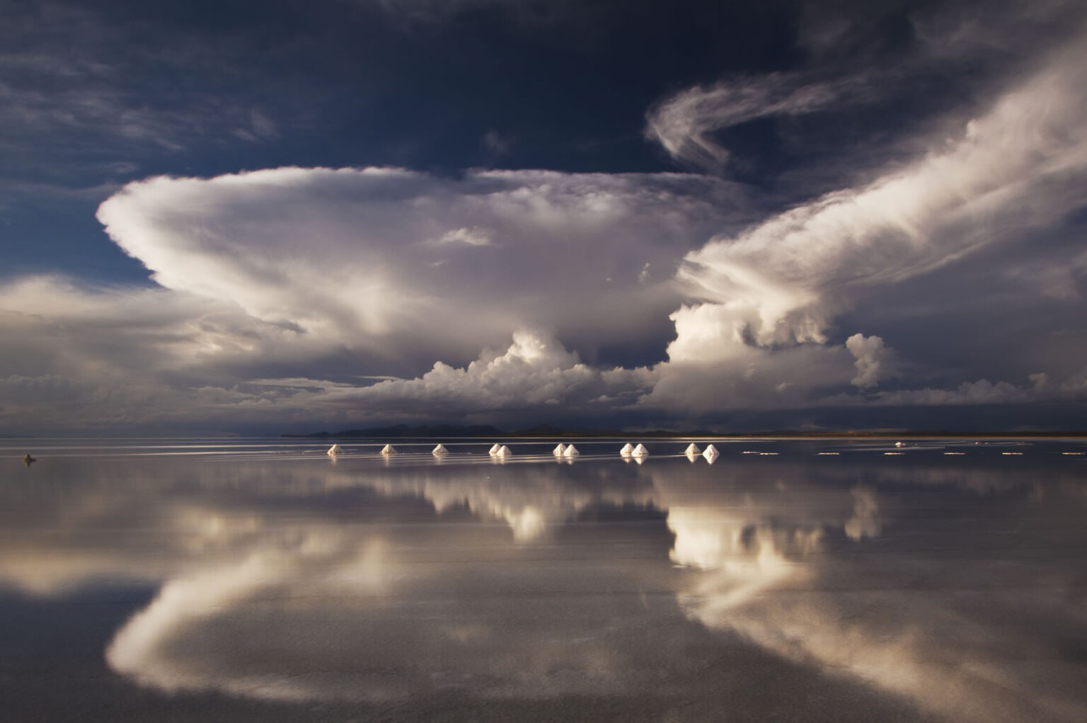 Salar de Uyuni: Formation, Geology & The World’s Largest Salt Mirror