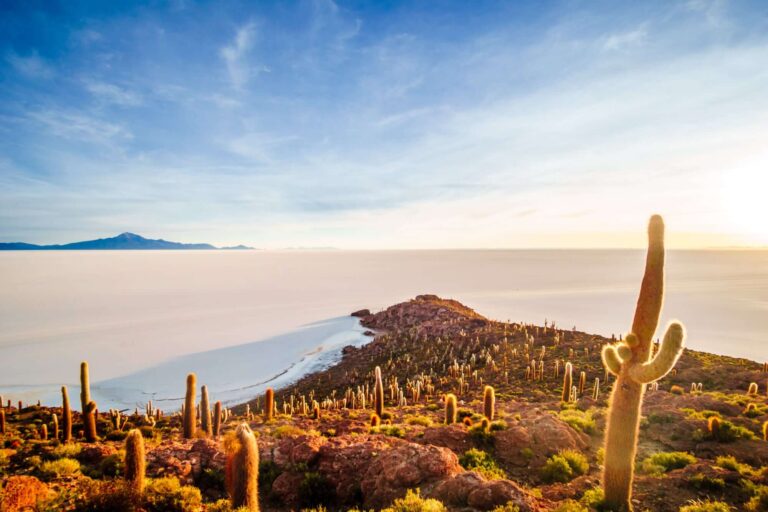 Salar de Uyuni: Formation, Geology & The World’s Largest Salt Mirror