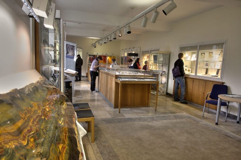 10 Famous Mineral Museums - Geology Science