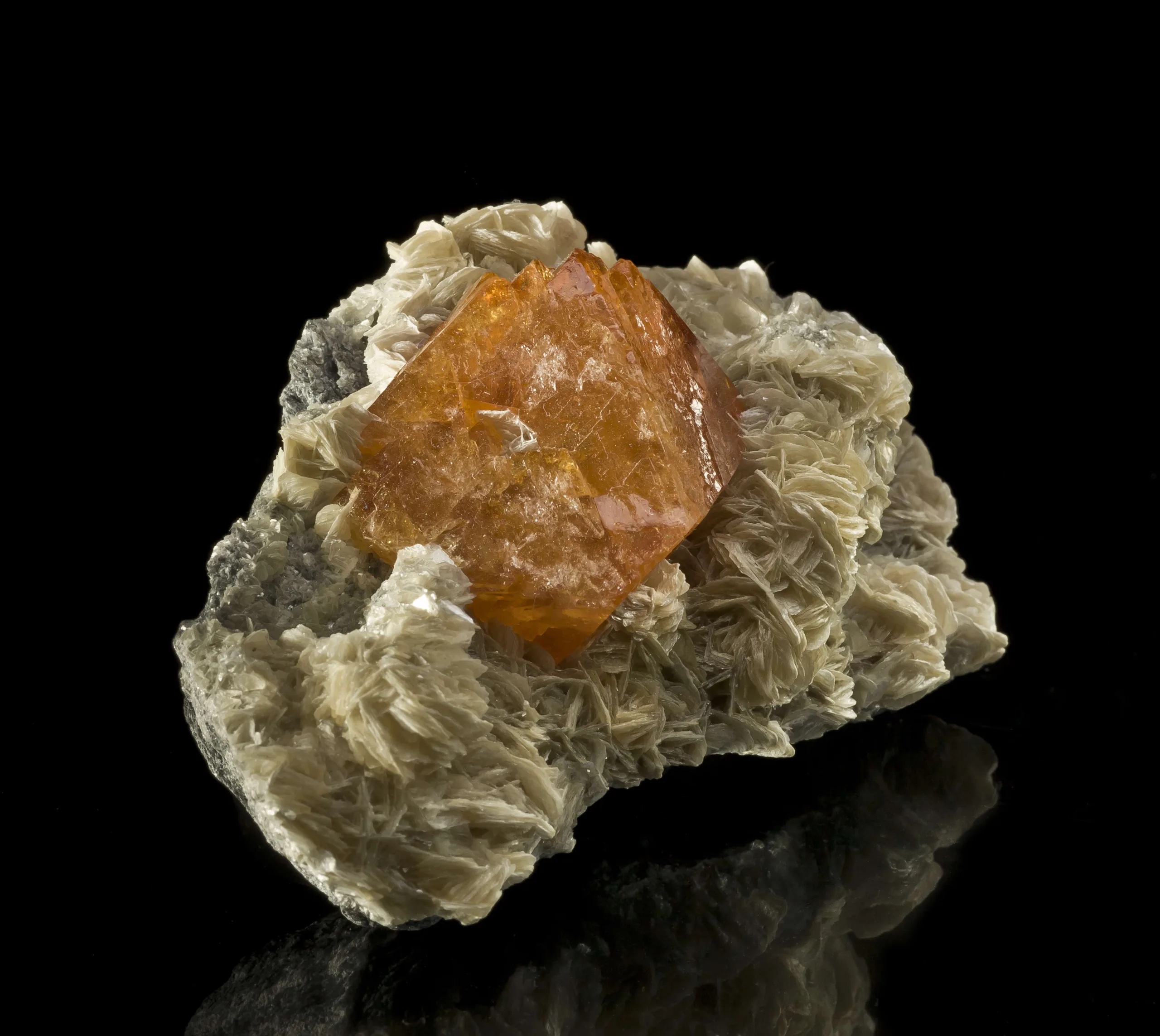 Scheelite | Properties, Formation, Occurrence » Minerals