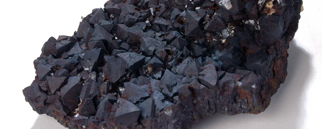 Magnetite : Properties, Occurrence, Formation, Deposits