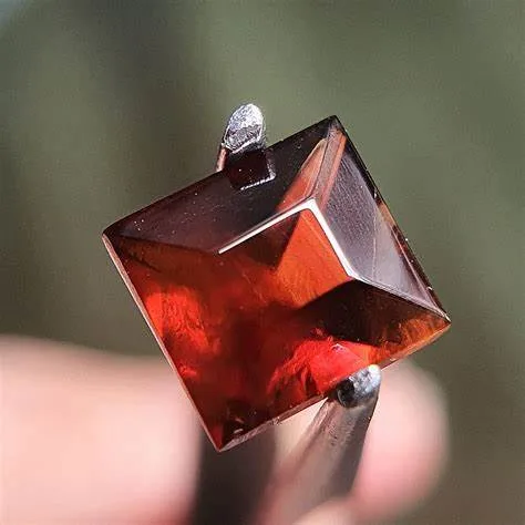 Jacinth (Zircon) : Properties, Occurrence, Uses, Deposits » Geology Science