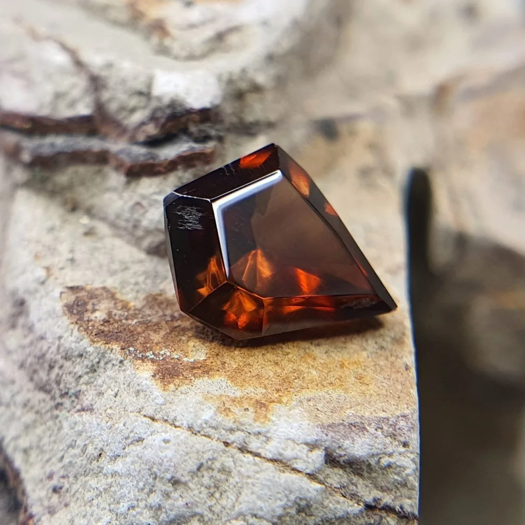 Jacinth (Zircon) : Properties, Occurrence, Uses, Deposits » Geology Science