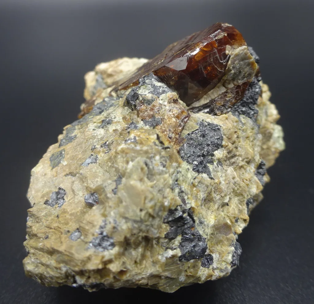 Zirkon: Eigenschaften, Vorkommen, Standorte, Verwendungen » Geologie ...