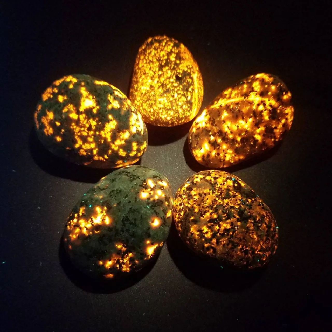 Yooperlite: Formation, Fluorescence, Properties & Where to Find It