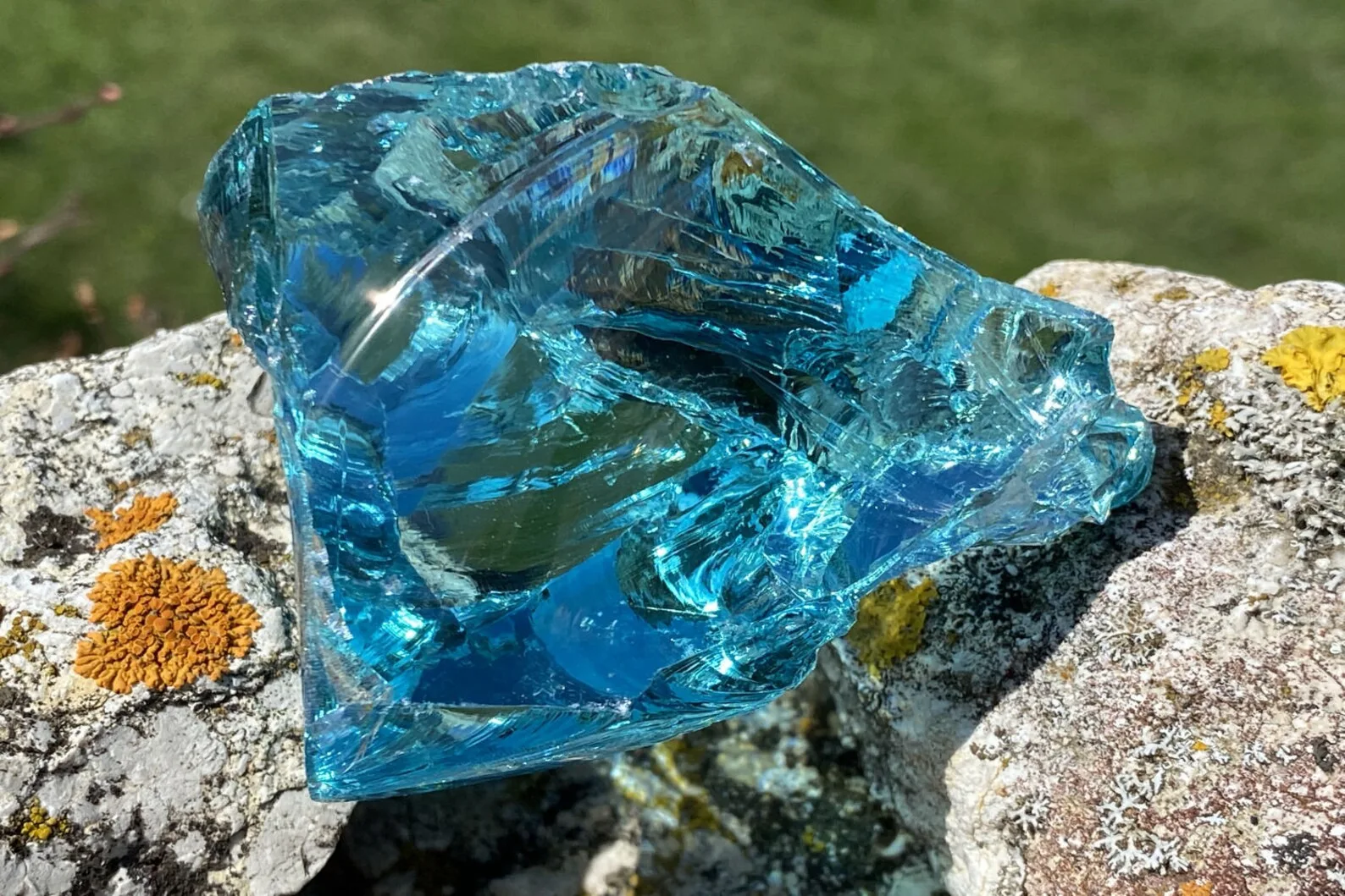 What Is Andara Glass? Science, Myths, Colors & Origin