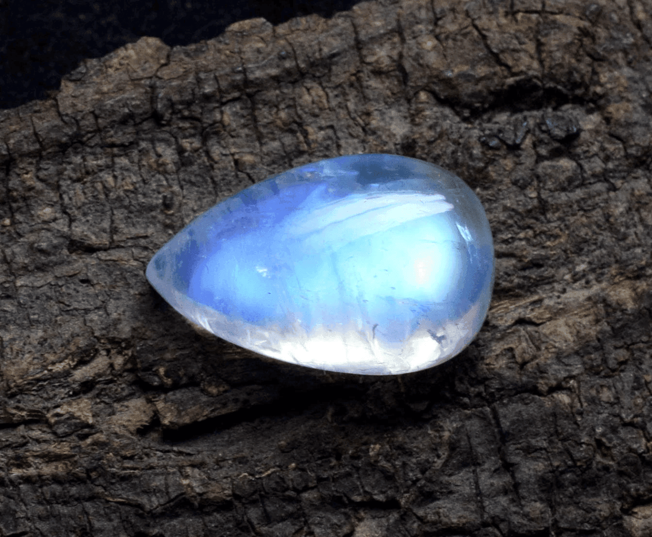 Blue Moonstone : Properties, Formation, Uses, Locations » Geology Science
