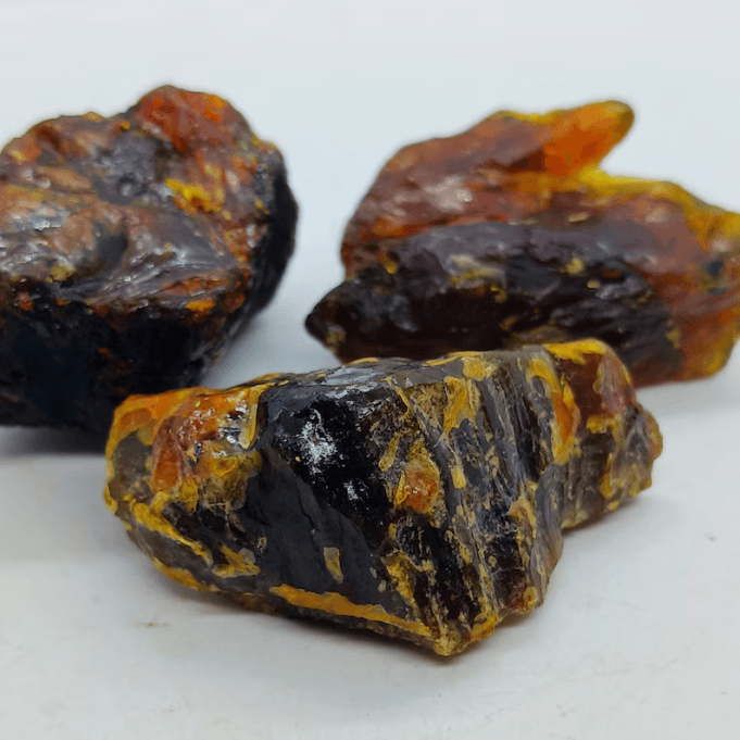 Black Amber (Jet) : Formation, Properties, Uses, Locations - Geology ...