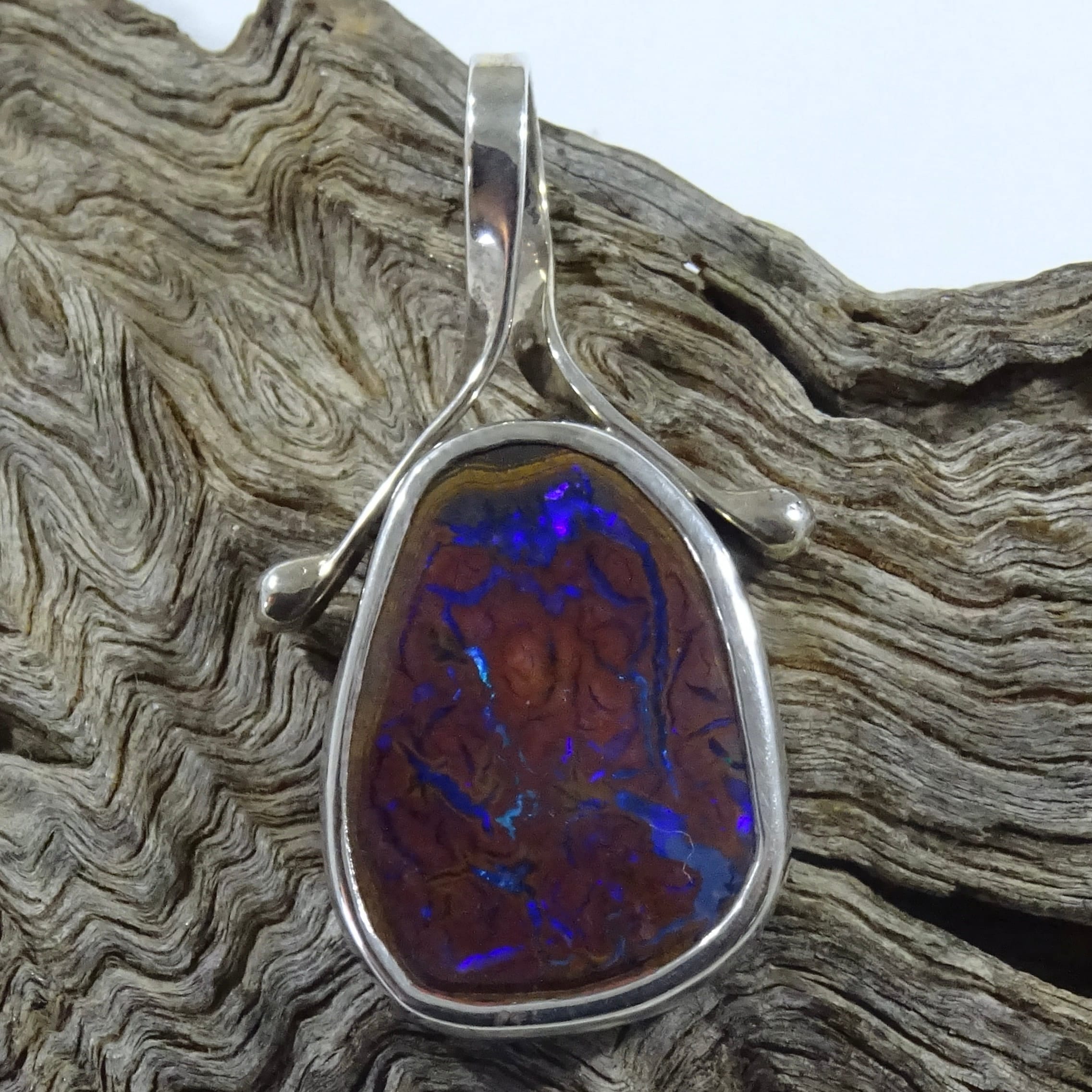 Opal: The Play-of-Color Gem – Formation and Symbolism » Geology Science