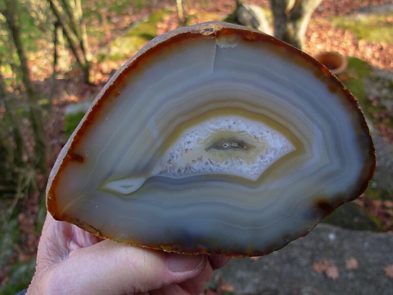 Fortification Agate : Properties, Uses, Localities - Geology Science
