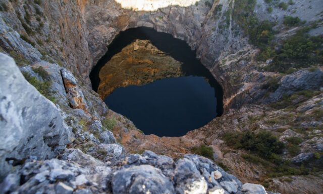 World's Largest and Deepest Sinkholes - Geology Science