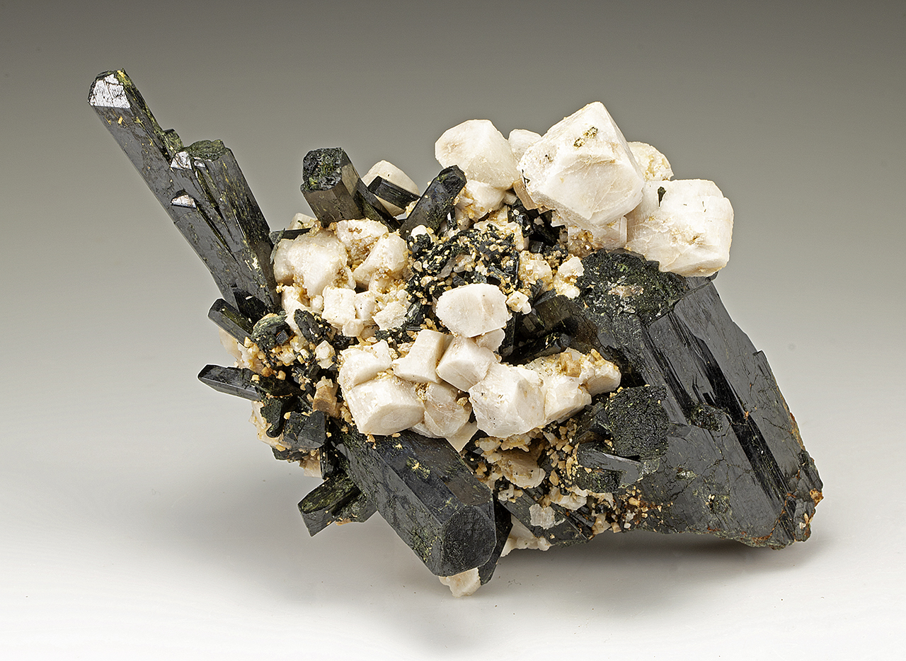 Aegirine : Properties, Formation, Uses - Geology Science