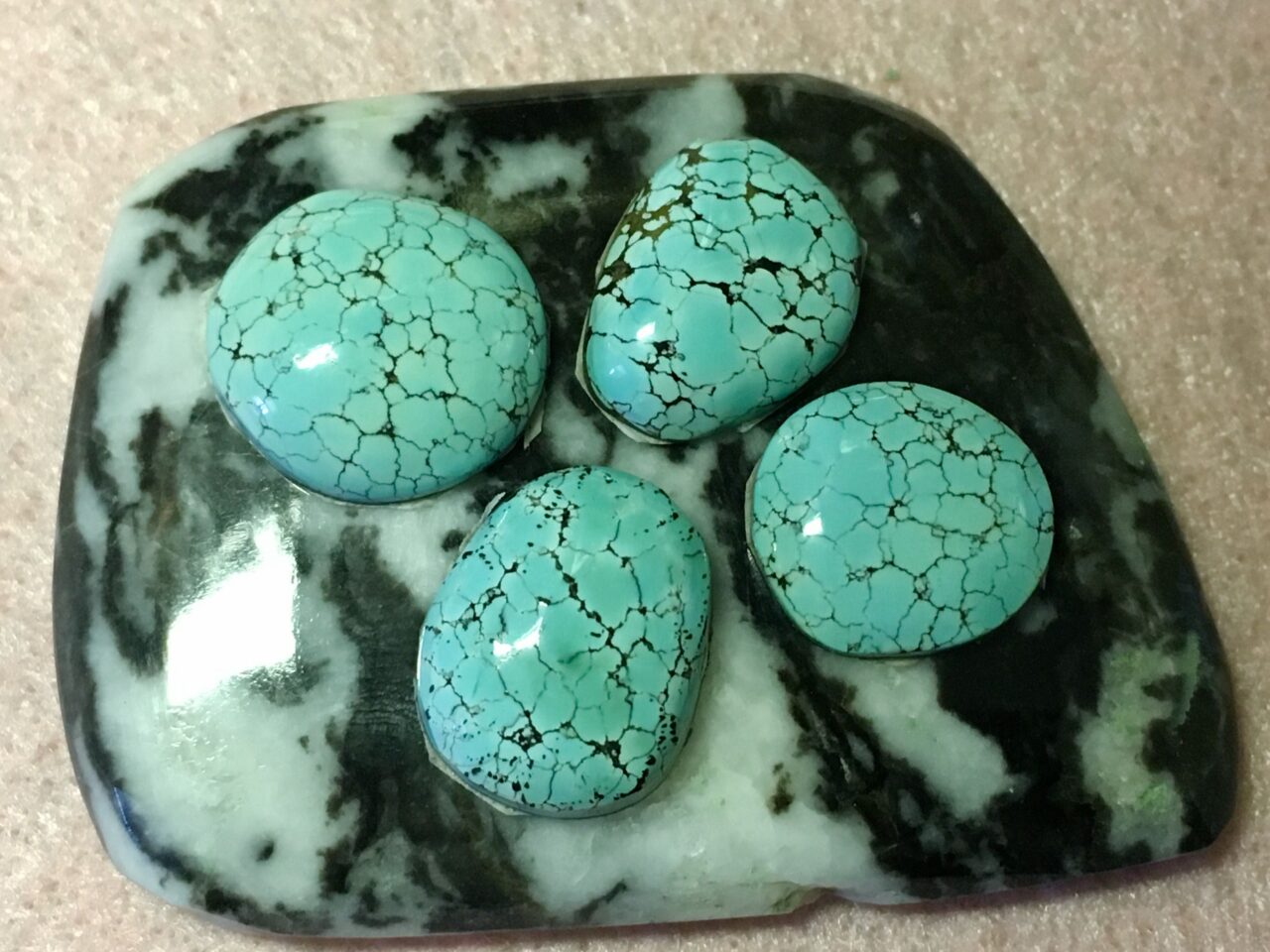 Tipos de turquesa: una piedra preciosa colorida con una rica historia ...