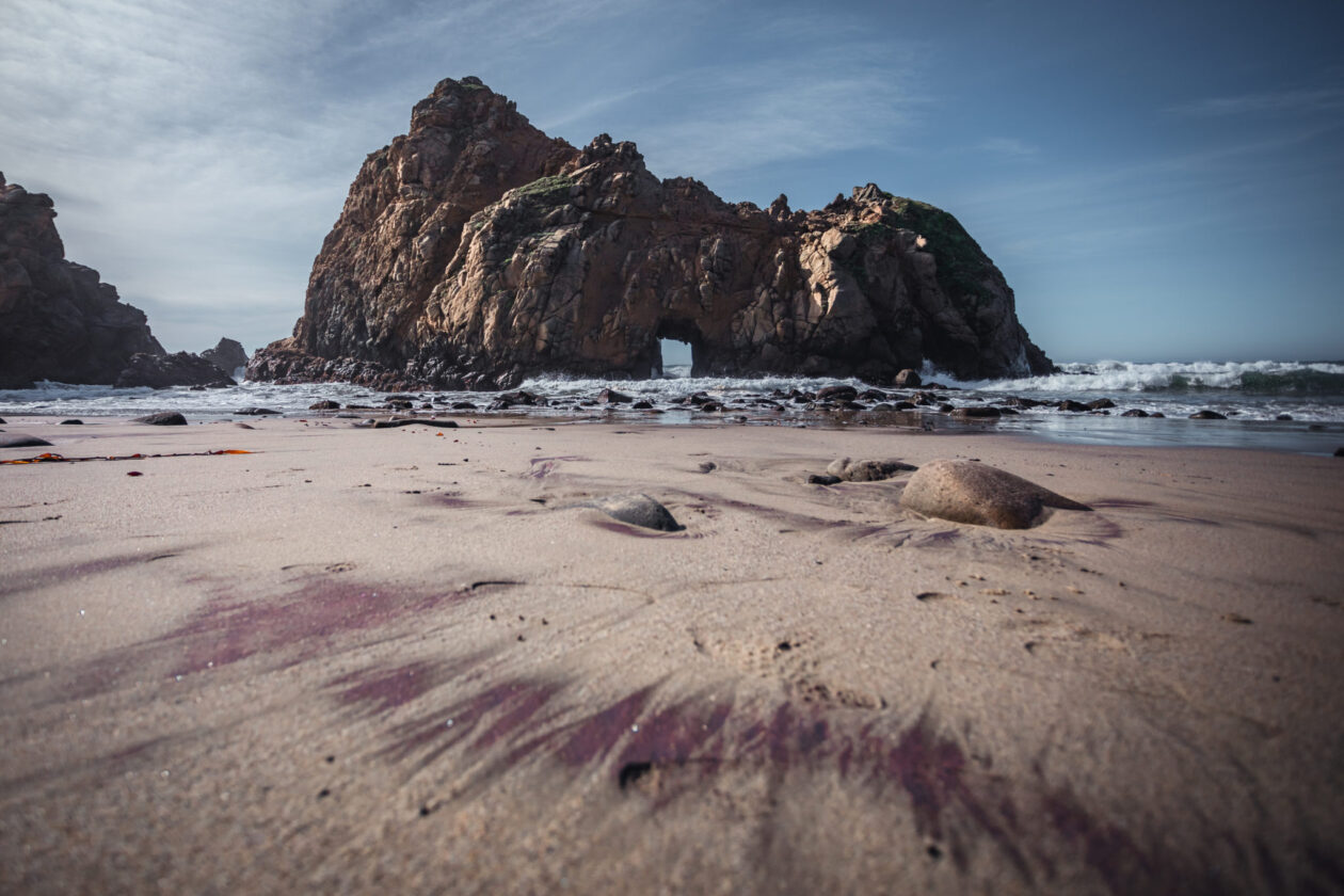 Praia de Pfeiffer, EUA: Uma Maravilha Geológica e um Paraíso Turístico ...