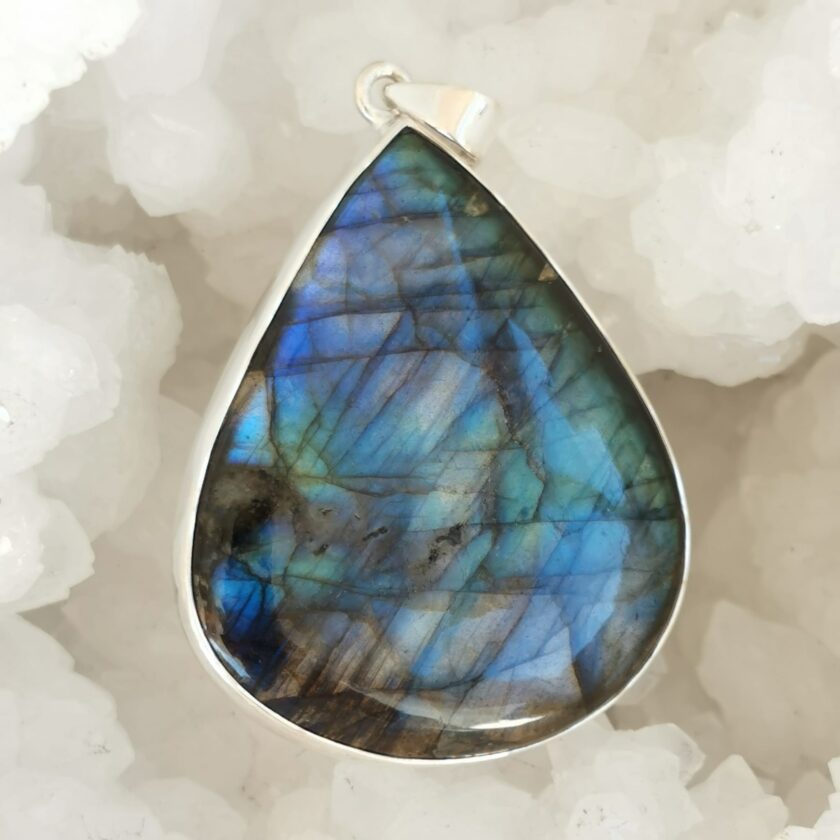 Labradorite: The Mystical Stone of Northern Lights – Uses and Lore ...