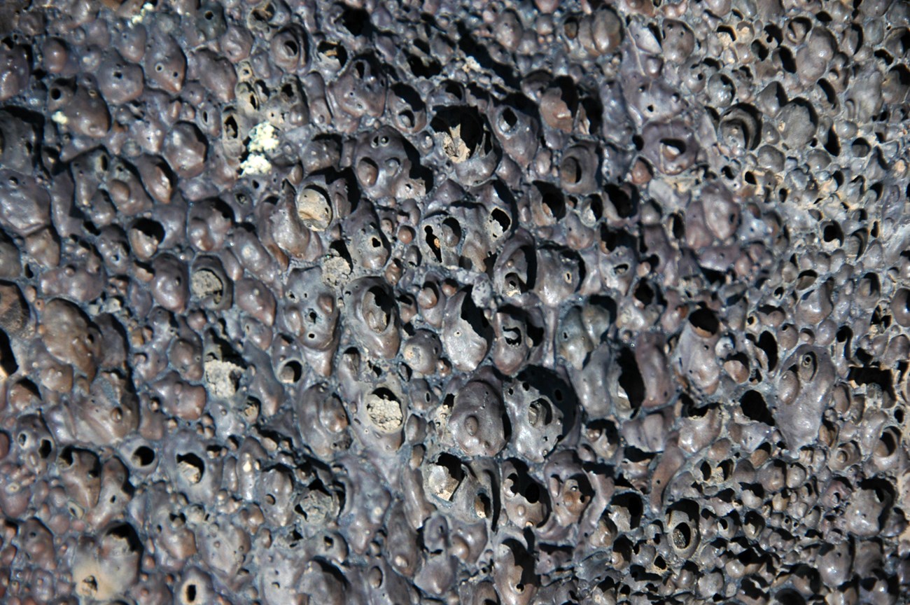 Basalt vs Granite – Key Differences - Geology Science