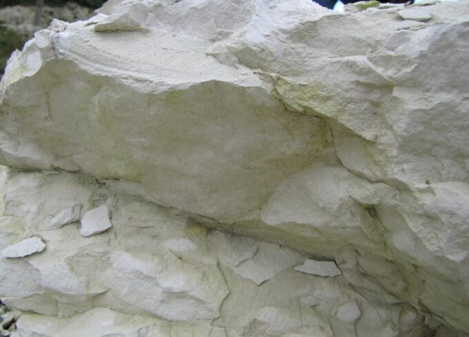 Chalk vs Limestone: Differences, Properties, Formation & Uses