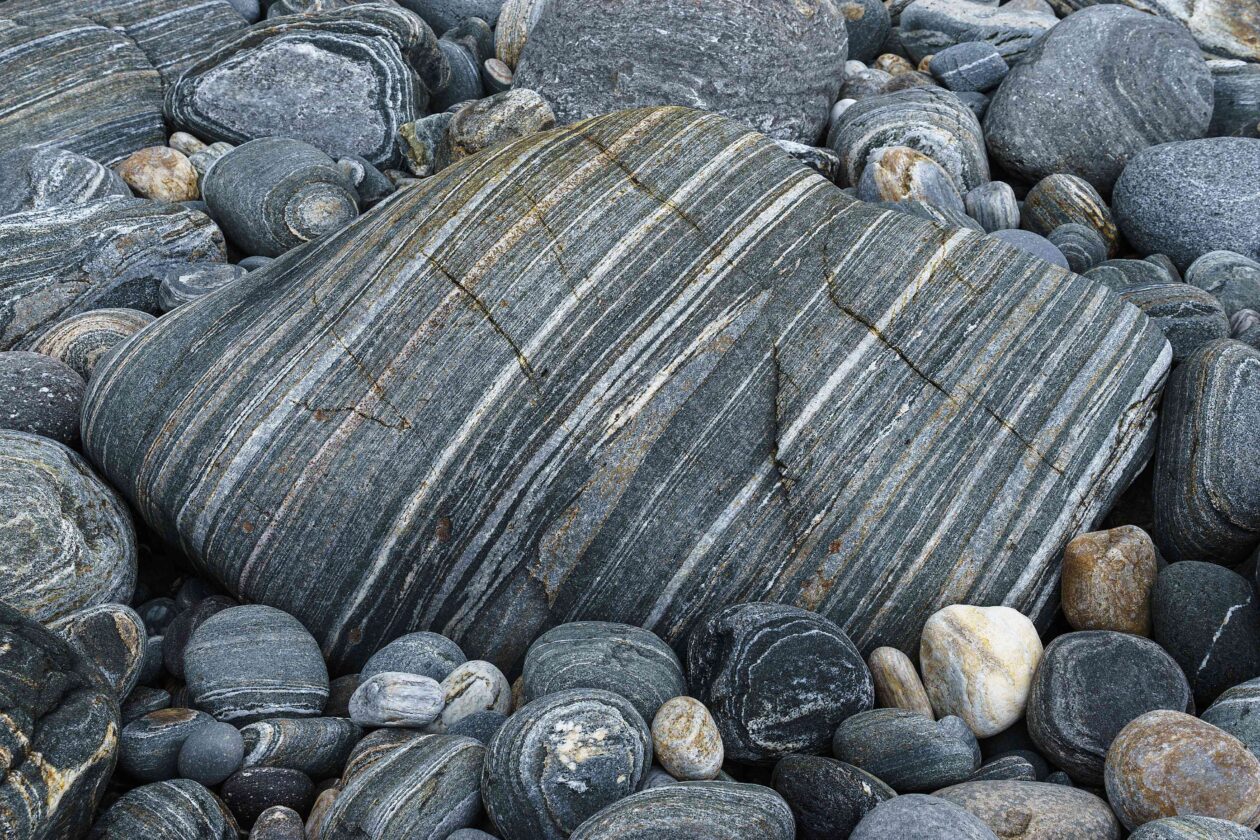 Why Do Some Rocks Break in Perfect Layers? - Geology Science