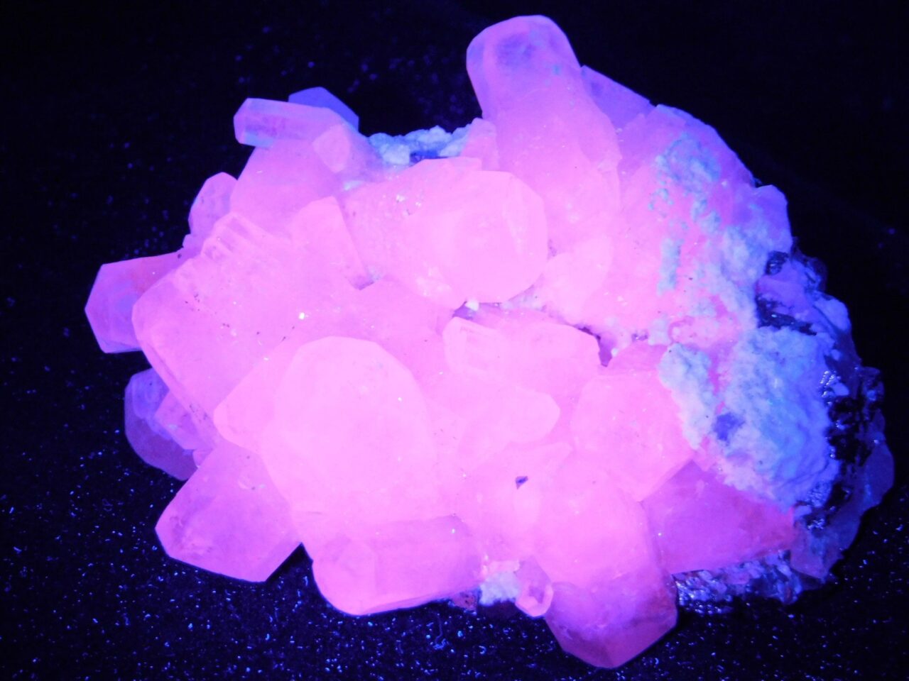 Fluorescent Minerals: Why Do Some Minerals Glow Under UV Light?