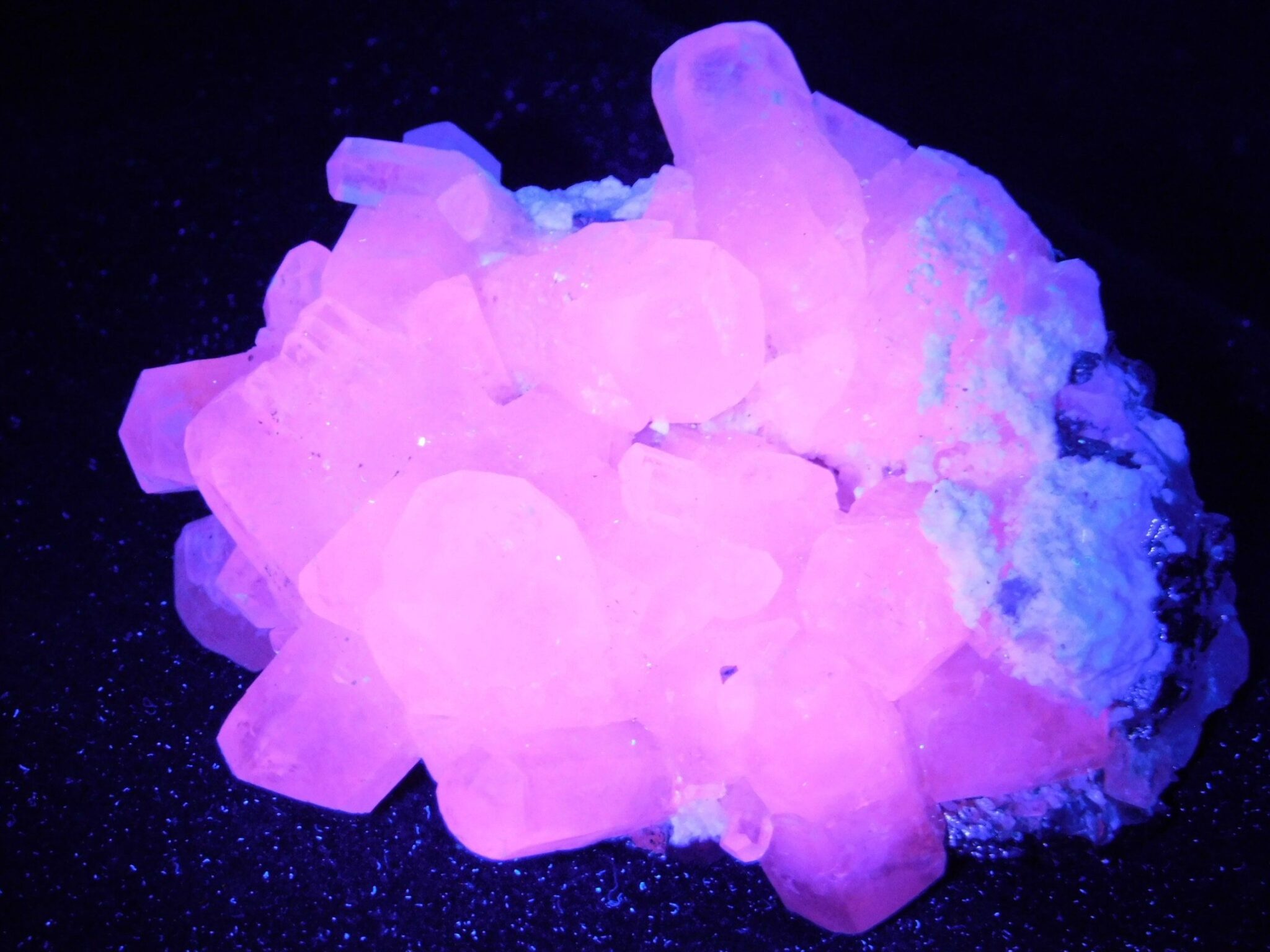 Fluorescent Minerals: Why Do Some Minerals Glow Under UV Light?